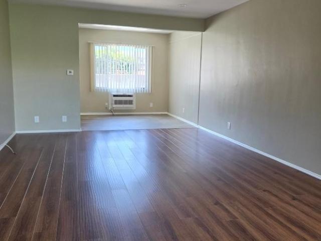 2 Br, 1 bath, Condo 17620 Burbank Blvd