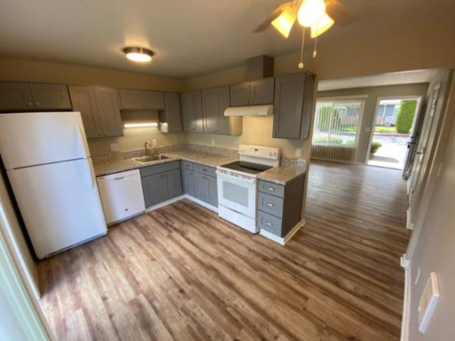 2 Br, 1 bath, Condo 18100 SW Shaw St