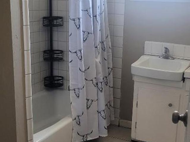 2 Br, 1 bath, Condo 1852 Robin Ln