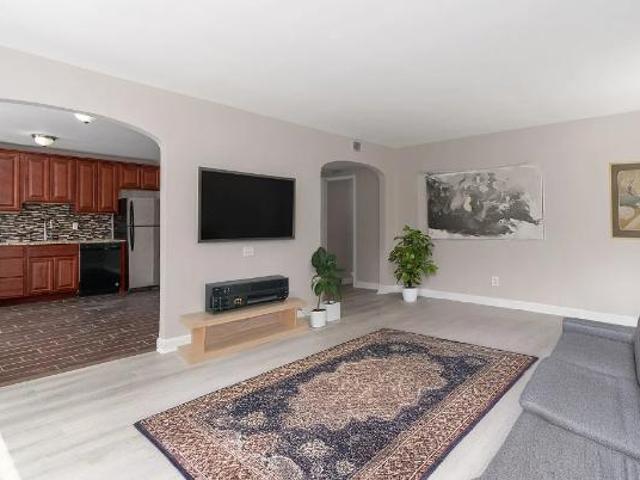 2 Br, 1 bath, Condo 1903 Bryn Mawr Ave