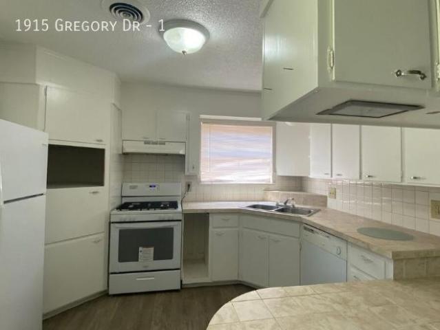 2 Br, 1 bath, Condo 1915 Gregory Dr