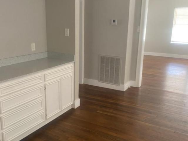 2 Br, 1 bath, Condo 1946 W Dallas St
