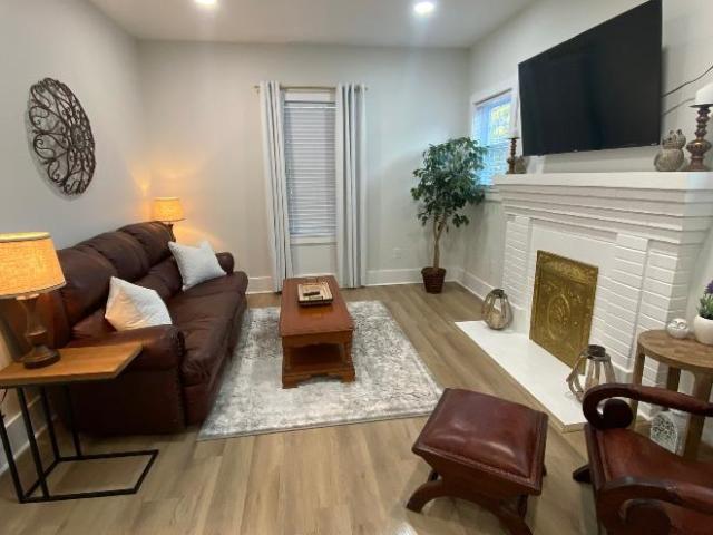 2 Br, 1 bath, Condo 1966 Hinshaw Ave