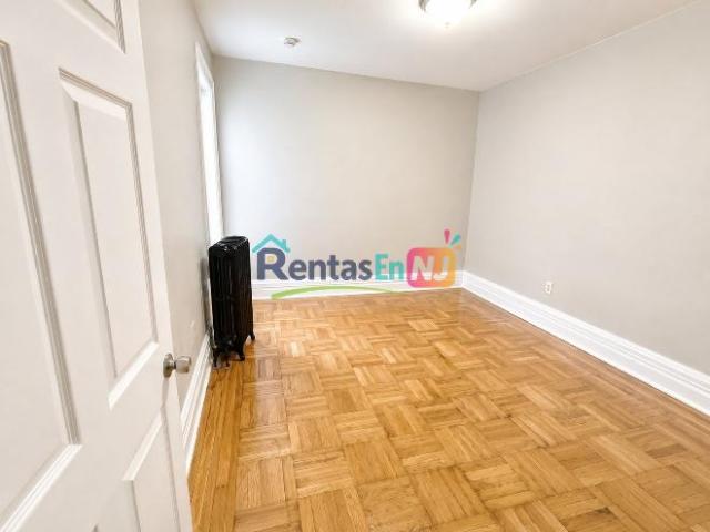 2 Br, 1 bath, Condo 196 Roseville Ave