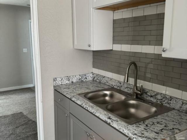 2 Br, 1 bath, Condo 1976 Parkhill Dr