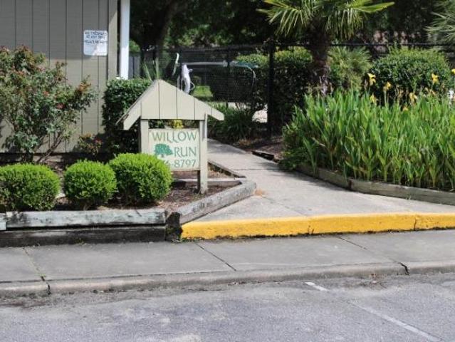 2 Br, 1 bath, Condo 2000 Greens Blvd