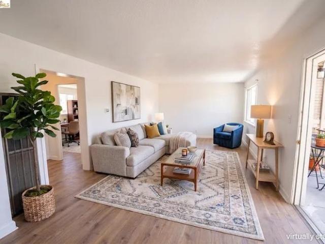 2 Br, 1 bath, Condo 2015 Hearst Ave