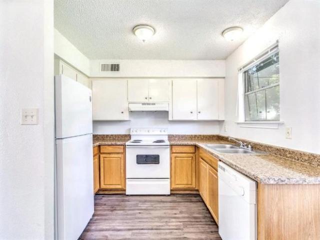 2 Br, 1 bath, Condo 20105 San Marcos Hwy