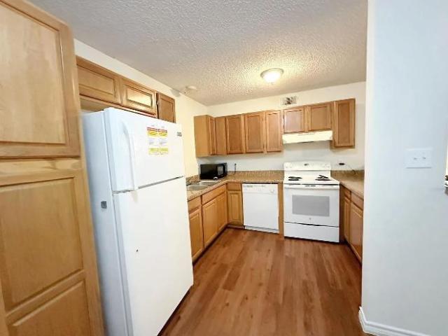 2 Br, 1 bath, Condo 20105 San Marcos Hwy