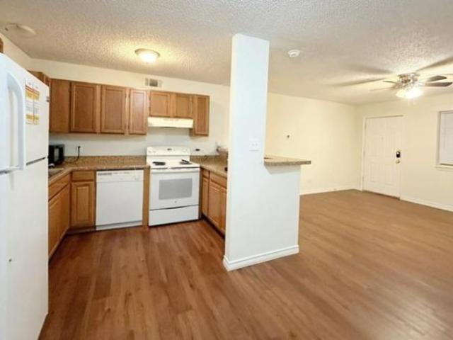 2 Br, 1 bath, Condo 20105 San Marcos Hwy
