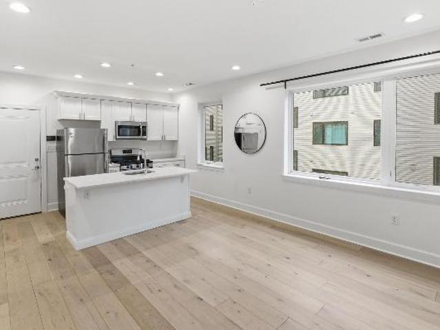 2 Br, 1 bath, Condo 2011 N Reese