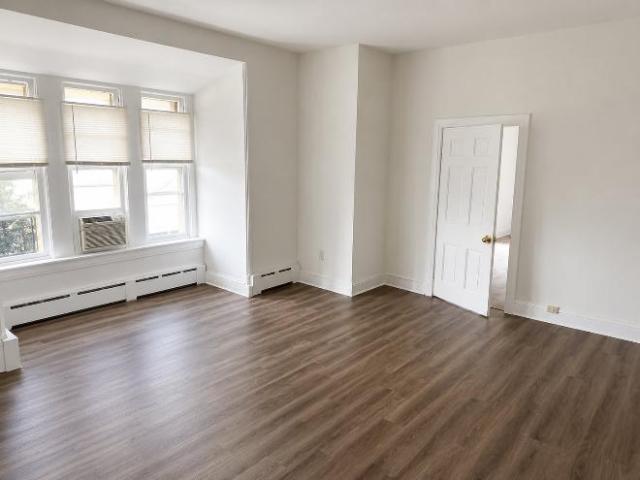 2 Br, 1 bath, Condo 201 N Bradford Ave