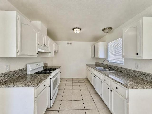 2 Br, 1 bath, Condo 2042 E 19th St