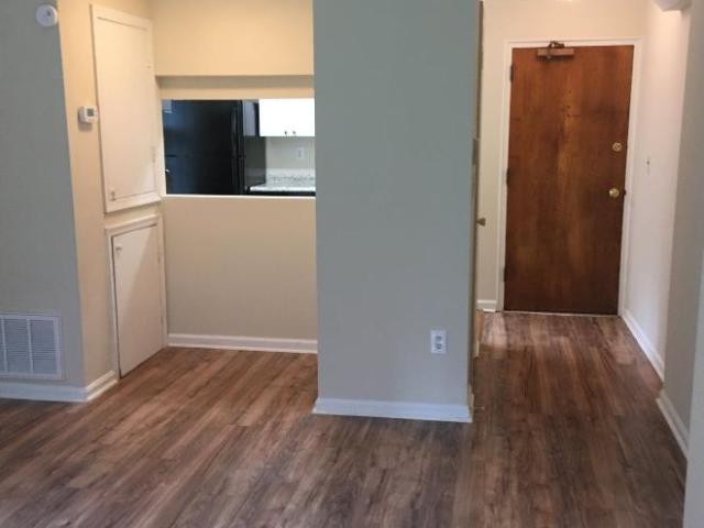 2 Br, 1 bath, Condo 2055 38th St SE