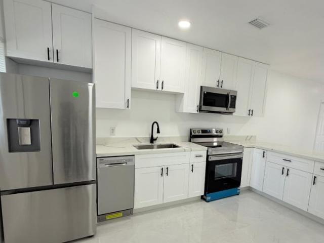 2 Br, 1 bath, Condo 209 Nw 10 Street
