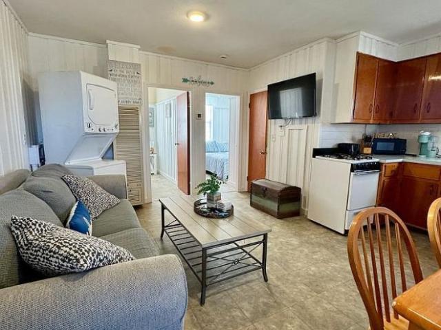 2 Br, 1 bath, Condo 21 Auburn Ave