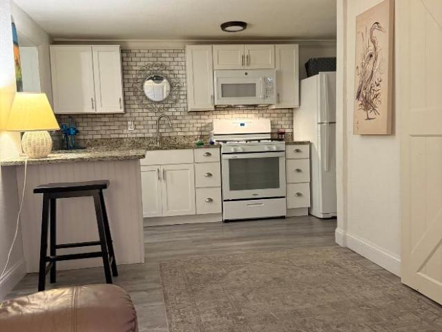 2 Br, 1 bath, Condo 21 S Hollywood Avenue