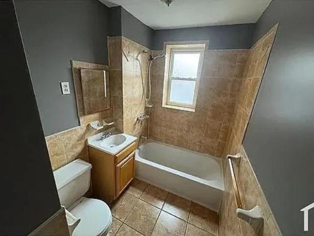 2 Br, 1 bath, Condo 220 Roseville Ave