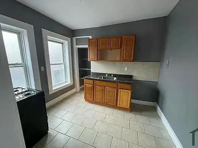 2 Br, 1 bath, Condo 220 Roseville Ave
