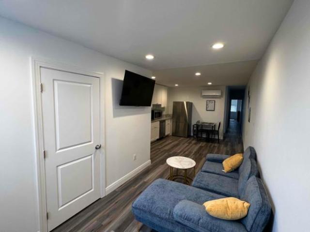 2 Br, 1 bath, Condo 2212 East Monument Street