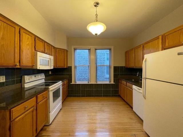 2 Br, 1 bath, Condo 2234 W Augusta Blvd
