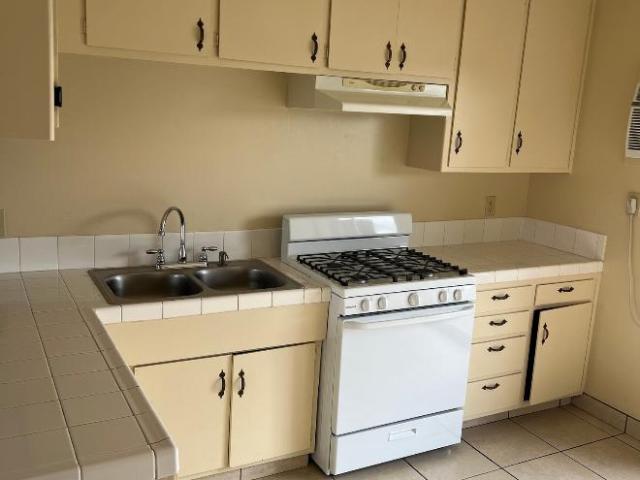 2 Br, 1 bath, Condo 224 E Granger
