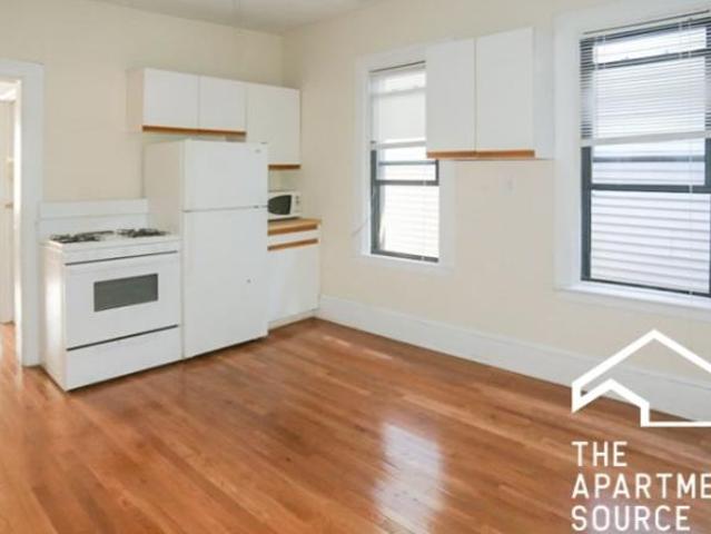 2 Br, 1 bath, Condo 2256 North Southport Ave