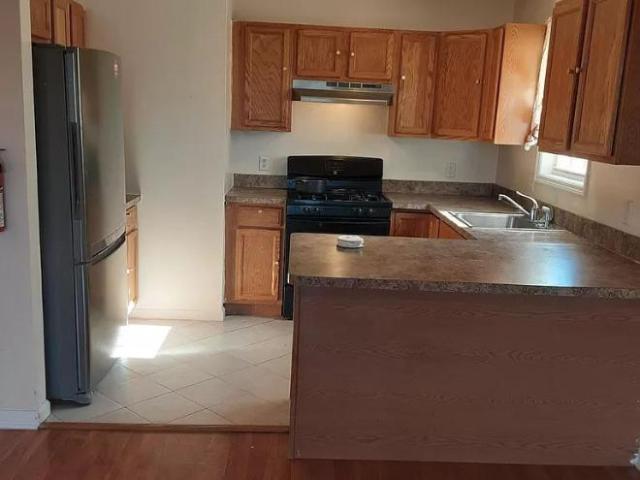 2 Br, 1 bath, Condo 22 Redwood Ave