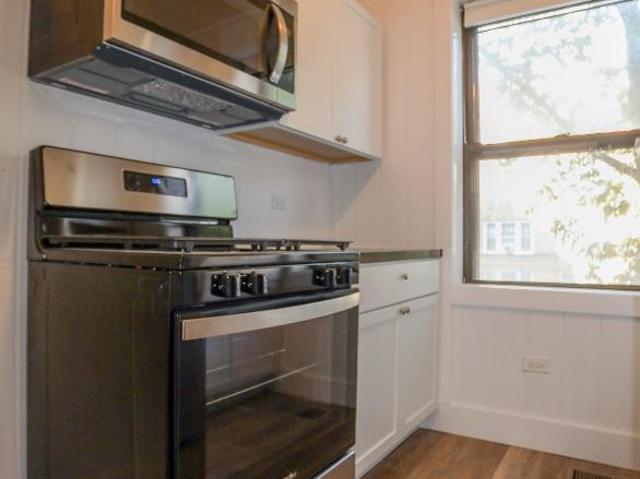 2 Br, 1 bath, Condo 2325 W Addison