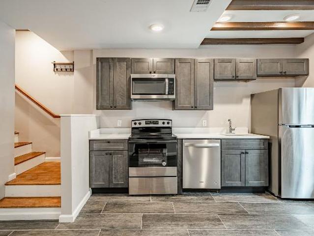 2 Br, 1 bath, Condo 235 E Market St