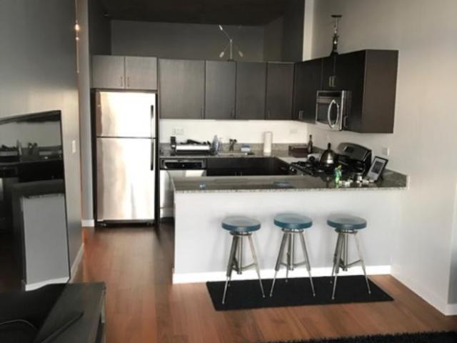 2 Br, 1 bath, Condo 235 W Van Buren