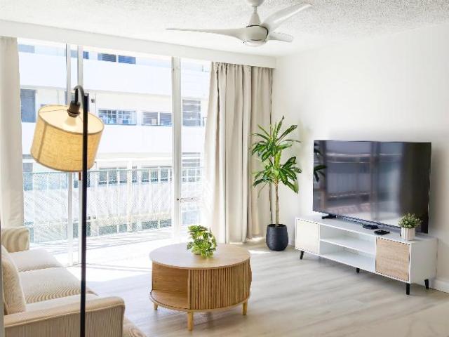 2 Br, 1 bath, Condo 2415 Ala Wai Blvd
