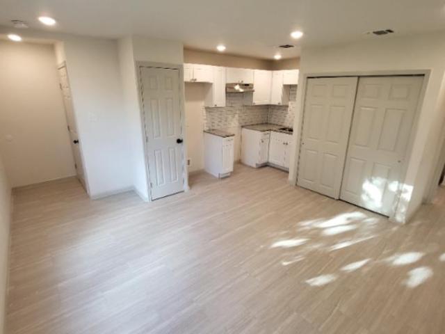 2 Br, 1 bath, Condo 2417 Castroville Rd
