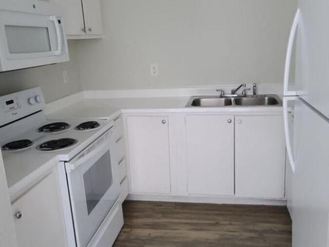 2 Br, 1 bath, Condo 2424 E Grandview Rd