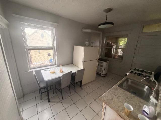 2 Br, 1 bath, Condo 2455 S Washtenaw Ave