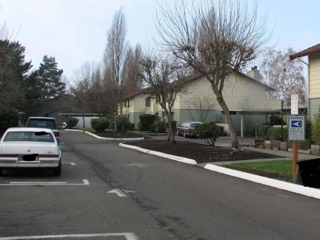 2 Br, 1 bath, Condo 2450 62nd Ave E