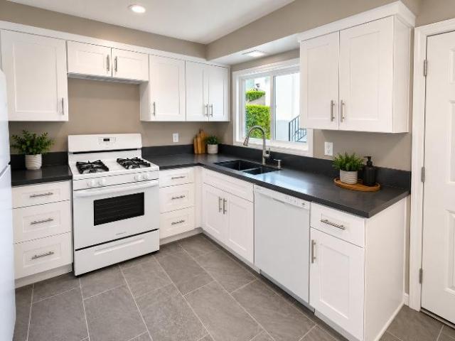 2 Br, 1 bath, Condo 2500 Canada Blvd