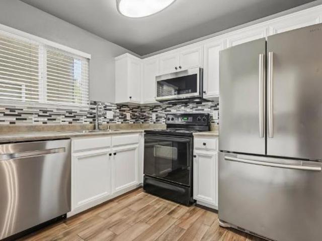 2 Br, 1 bath, Condo 2536 White Oak Pl