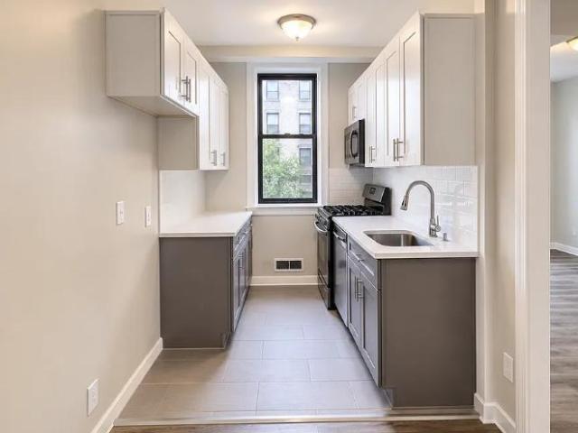 2 Br, 1 bath, Condo 25 Van Velsor Pl