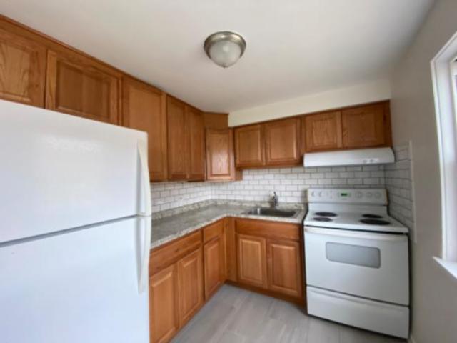 2 Br, 1 bath, Condo 2618 W Cornelia Ave