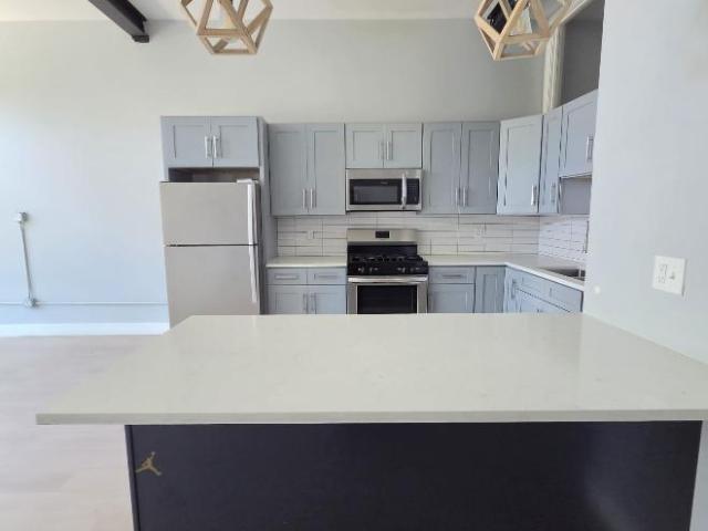 2 Br, 1 bath, Condo 2642 W Pratt