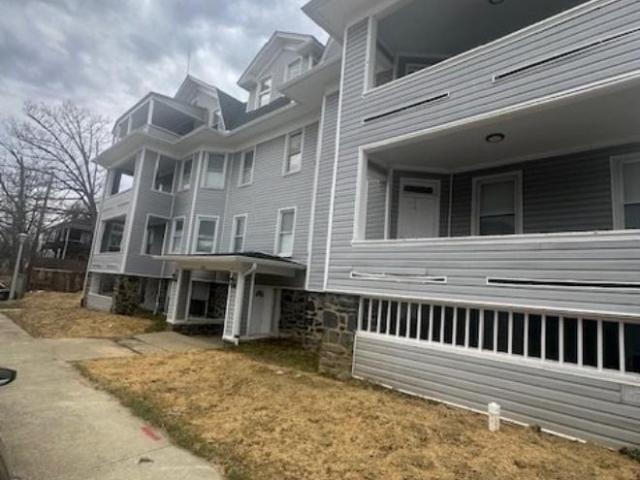 2 Br, 1 bath, Condo 2700 Roslyn Avenue