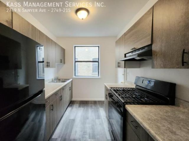 2 Br, 1 bath, Condo 2749 N Sawyer Ave