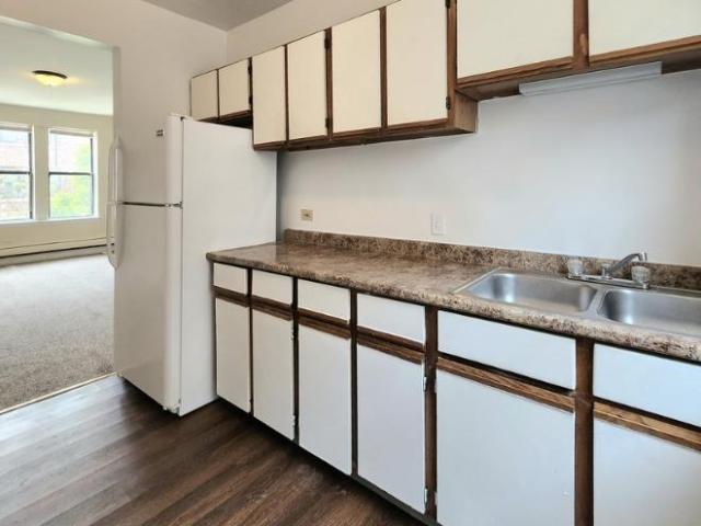 2 Br, 1 bath, Condo 2753 N Sawyer Ave