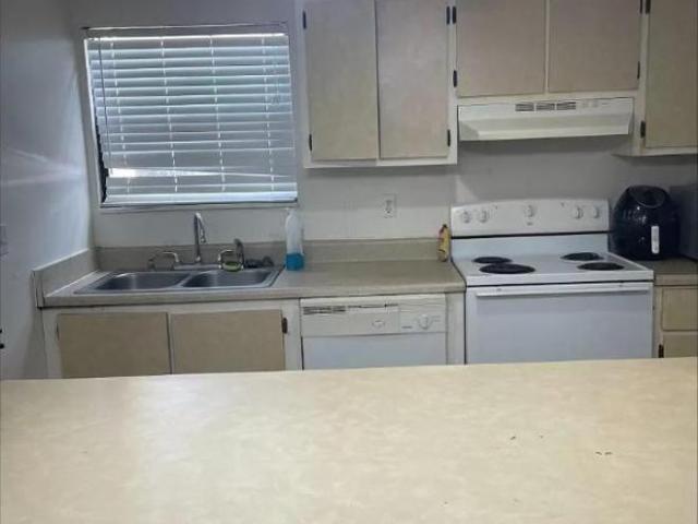 2 Br, 1 bath, Condo 2811 S W Archer Rd
