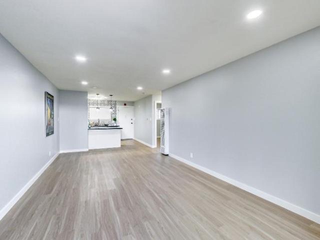 2 Br, 1 bath, Condo 281 Macarthur Boulevard