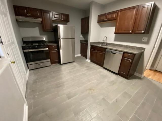 2 Br, 1 bath, Condo 2916 W 64th St