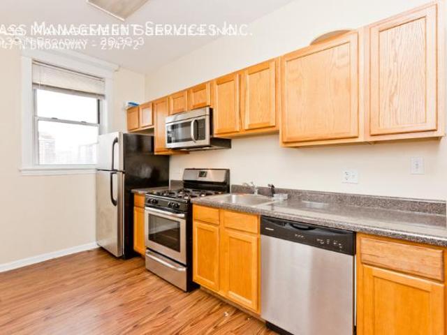 2 Br, 1 bath, Condo 2947 N Broadway
