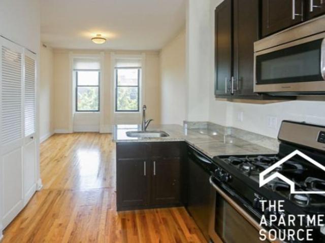 2 Br, 1 bath, Condo 2954 N Racine Ave
