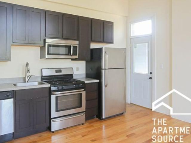 2 Br, 1 bath, Condo 2956 N Racine Ave